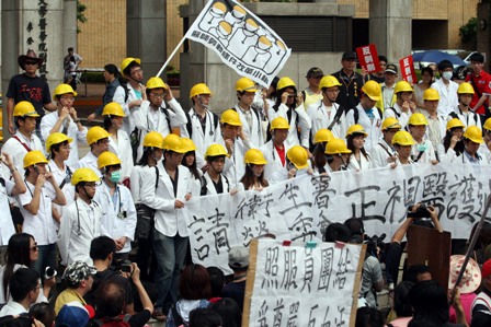 Taiwan workers demand better conditions, rights - Taiwan Today