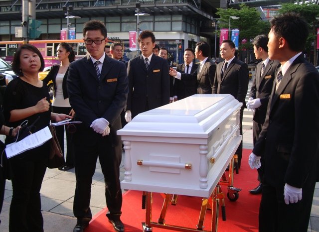 Taiwan’s issues 1st funeral director licenses - Taiwan Today