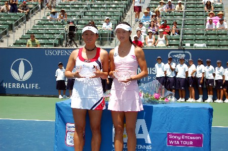 Winners of LA women's tennis doubles - Taiwan Today