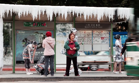 Frozen bus stop - Taiwan Today