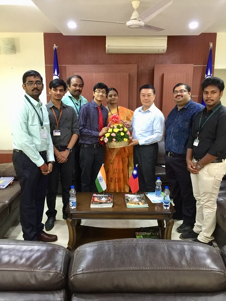 印度清奈Dr. M. G. R.大學國際長Dr. P. Dinesh Kumar偕國際事務協調人Dr. R. Kowsalya等師生共七人拜會 ...