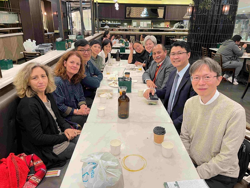 Director General William Fan met with QUT professor Sophie McIntyre, First Nation artists from ...