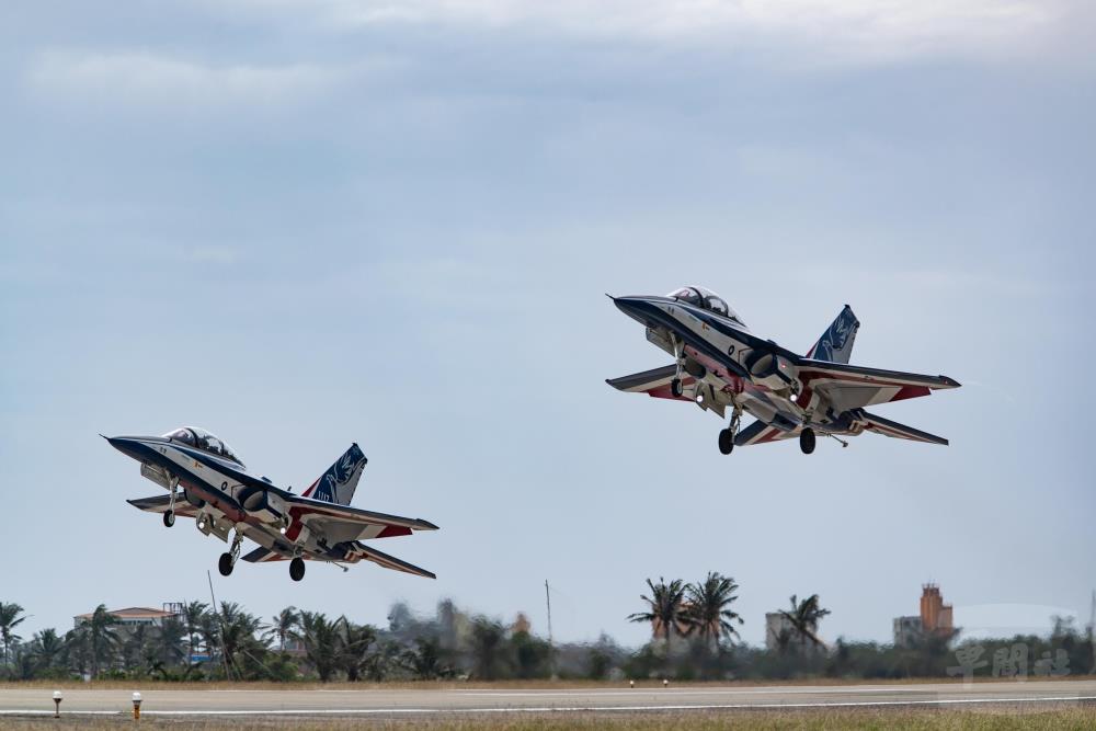 Nouveaux jets d’entraînement militaire de fabrication taïwanaise ...