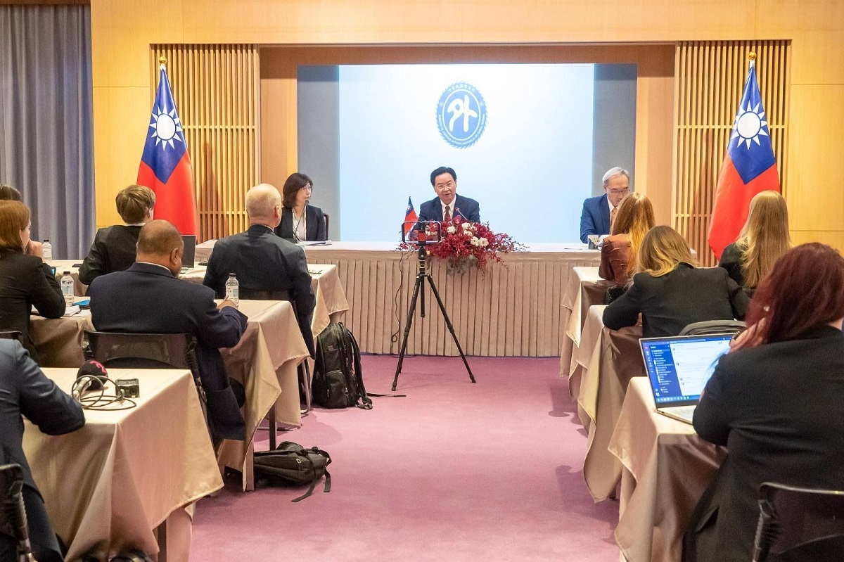 Le ministre des Affaires étrangères Wu accorde une interview commune à ...