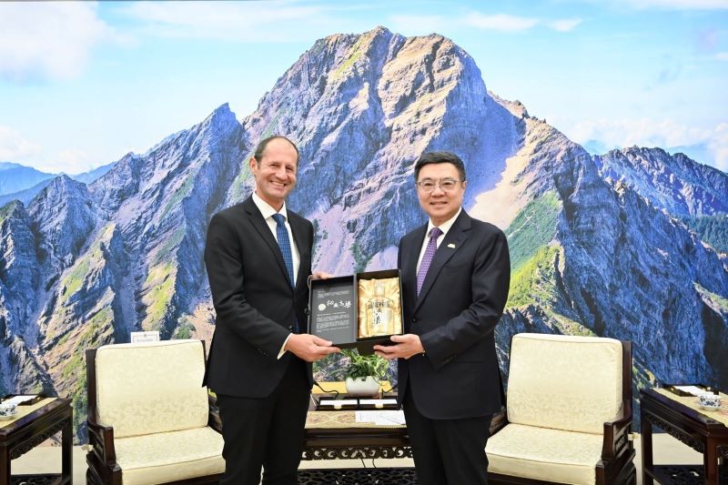 Premier Cho receives EETO representative - Taiwan Today