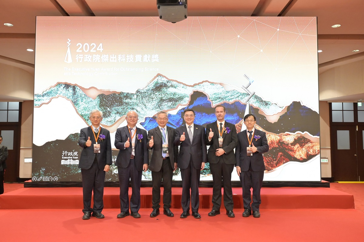 Le Yuan exécutif décerne son prix pour contribution remarquable en ...