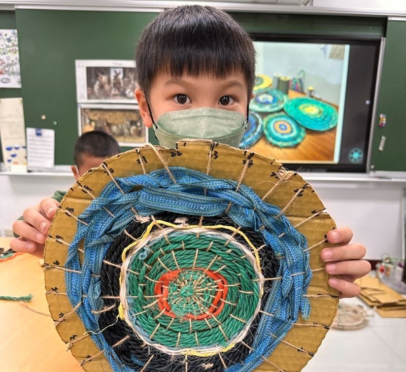 Students in MOE project weave with beach waste - Taiwan Today